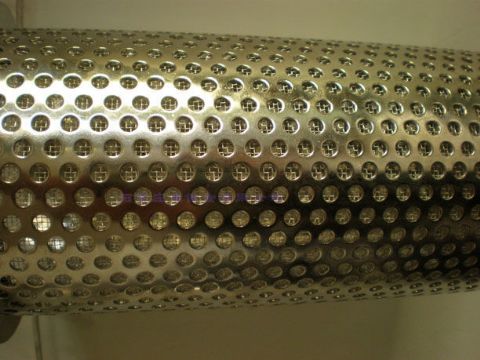 Διατρυπημένο πλέγμα/ανοξείδωτο μετάλλων γύρω από το πιάτο τρυπών